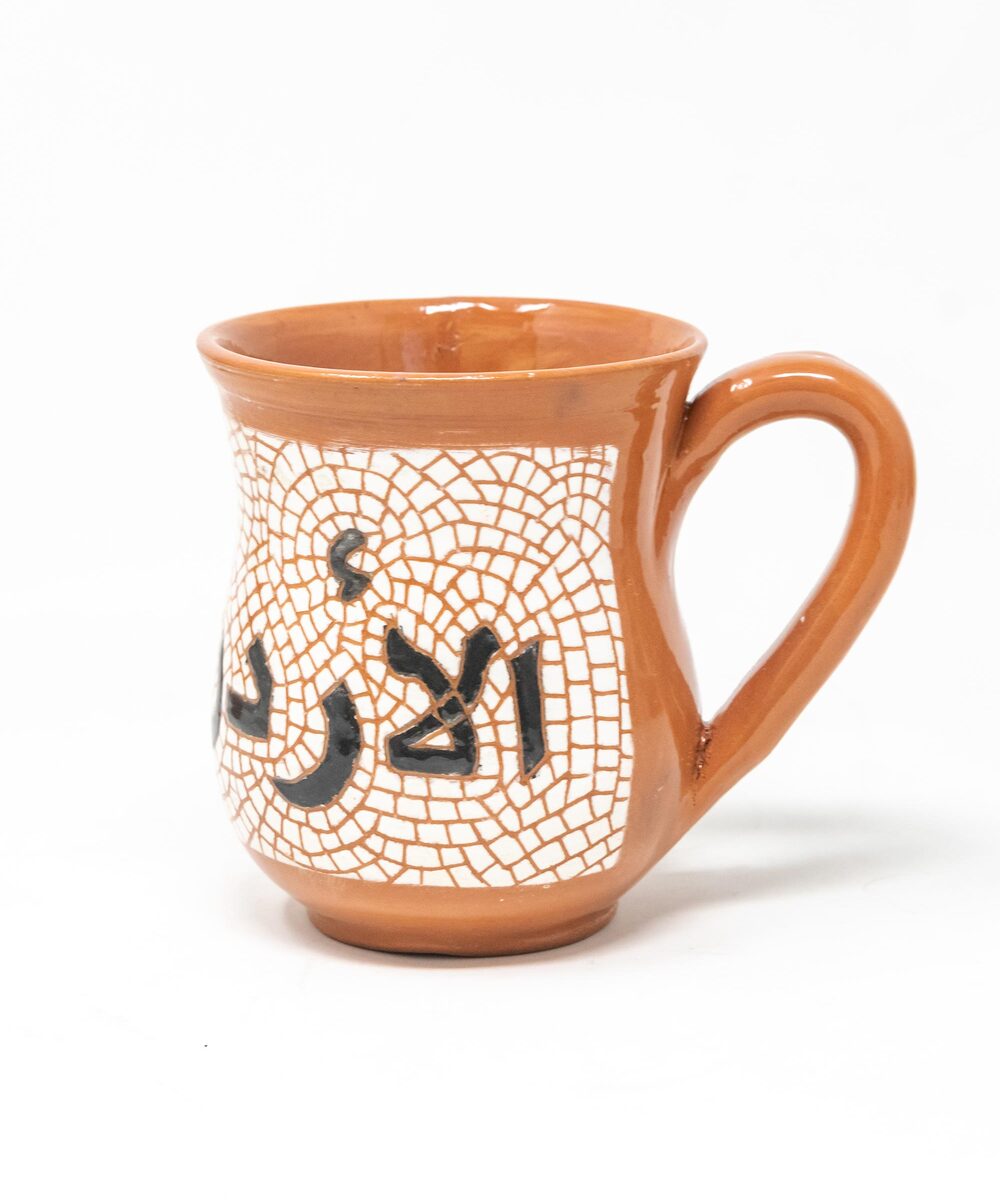 مج فخار مزخرف بالفسيفساء