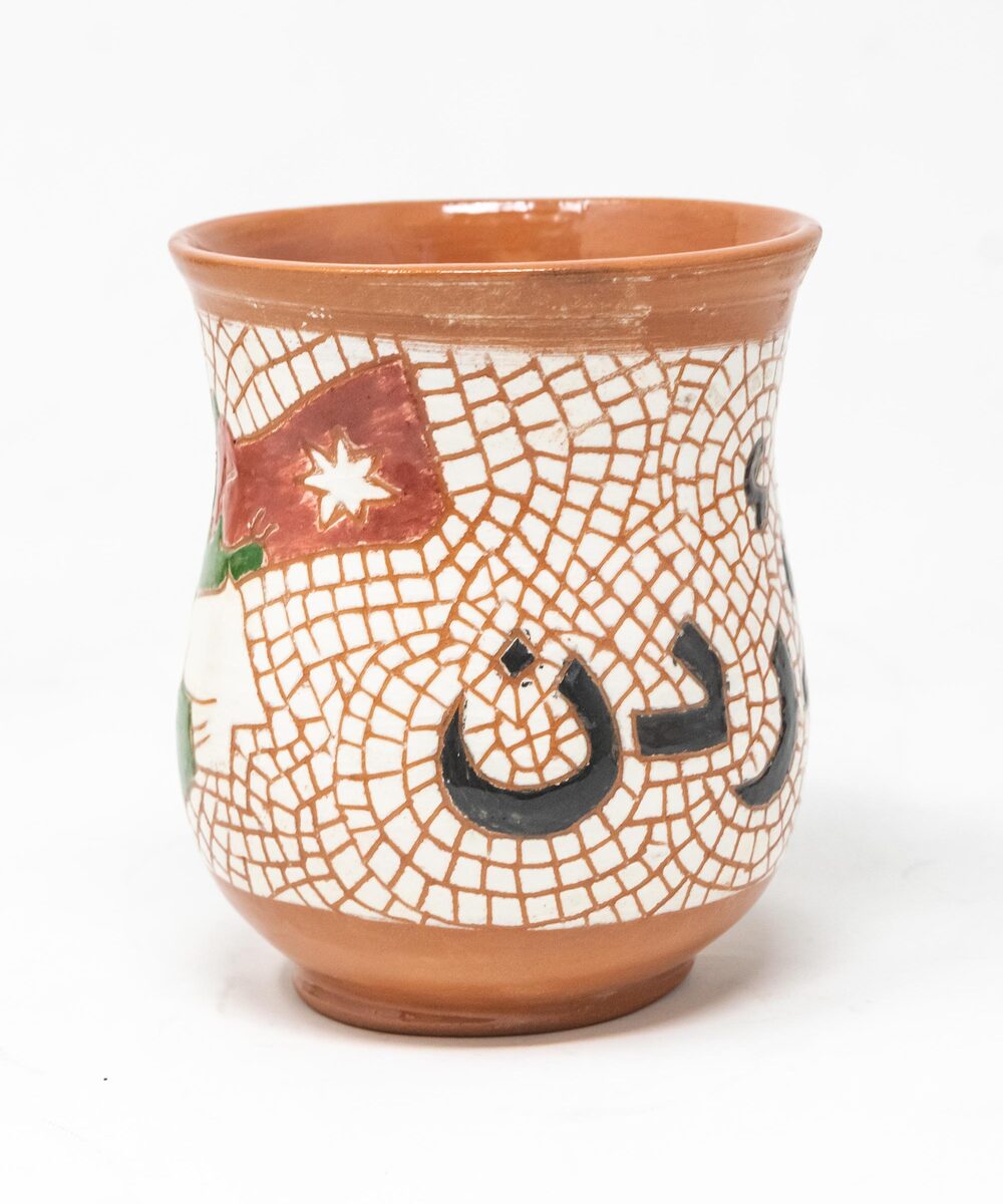 مج فخار مزخرف بالفسيفساء