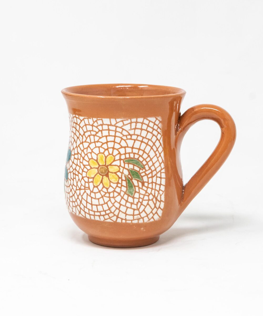 مج فخار مزخرف بالفسيفساء